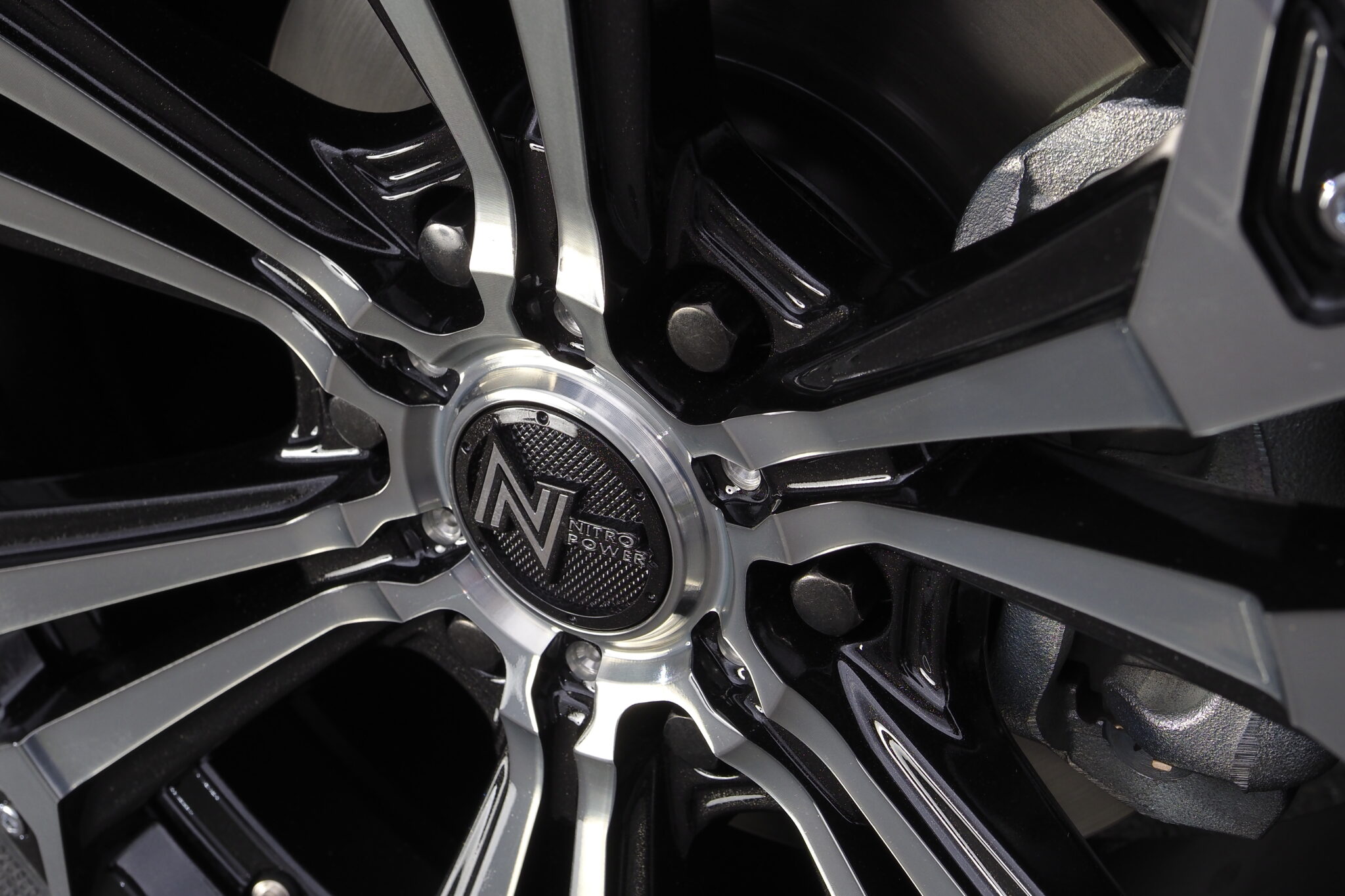 LC2Tトライトンに社外アルミホイール装着!!もっとカッコ良くなること間違い無し!?【PR】 | Motorz（モーターズ）- クルマ・バイクをもっと楽しくするメディア