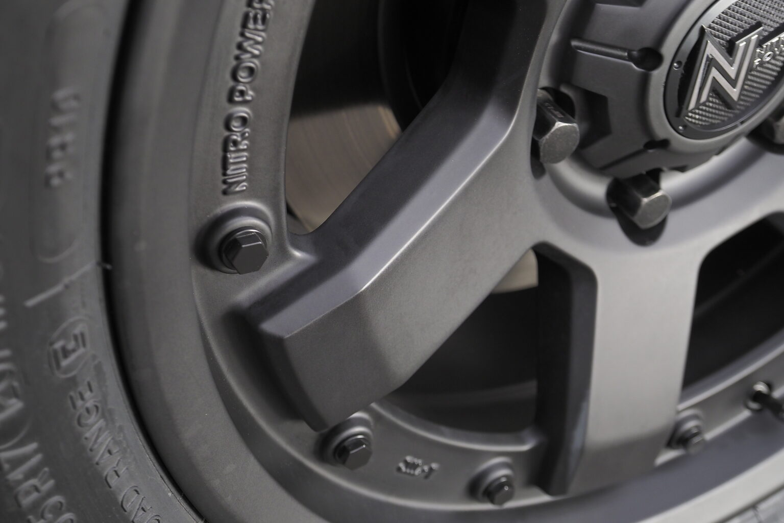 LC2Tトライトンに社外アルミホイール装着!!もっとカッコ良くなること間違い無し!?【PR】 | Motorz（モーターズ）- クルマ・バイクをもっと楽しくするメディア