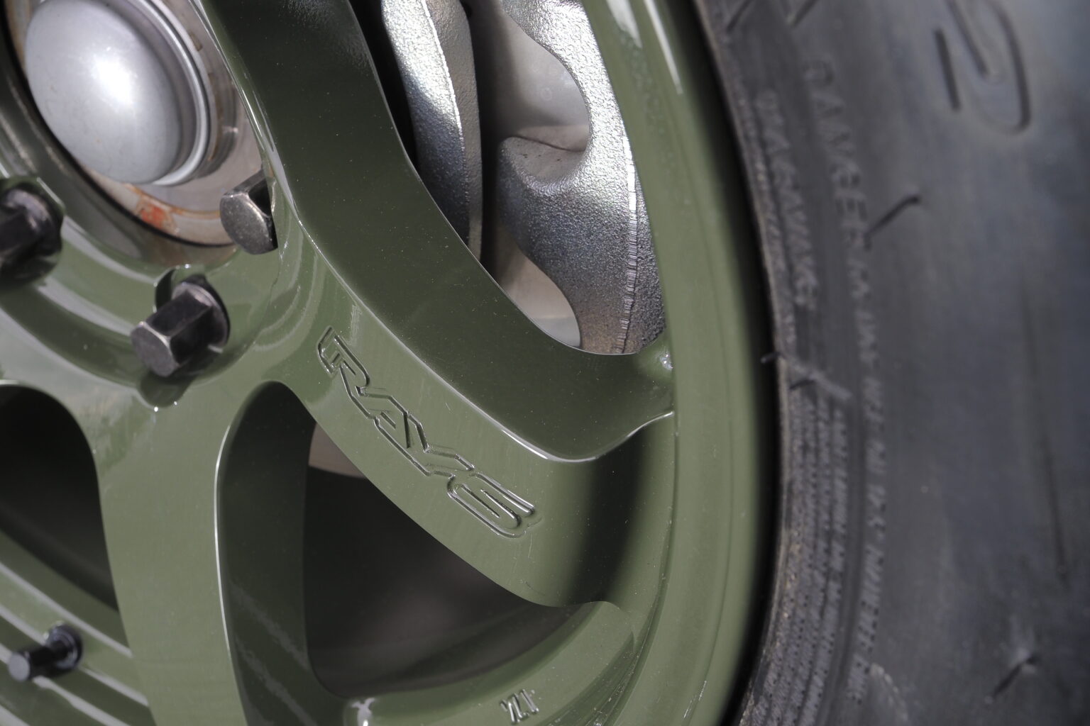 LC2Tトライトンに社外アルミホイール装着!!もっとカッコ良くなること間違い無し!?【PR】 | Motorz（モーターズ）- クルマ・バイクをもっと楽しくするメディア